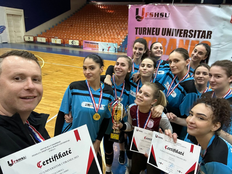 Ekipi i Barletit shpallet Kampion në volejboll në Kampionatin midis ...